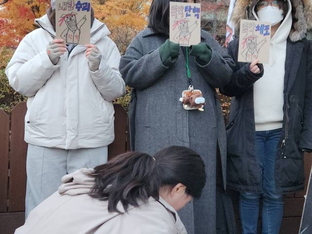 응원봉은 쉽게 꺼지지 않지”탄핵 집회 가득 메운 청년들