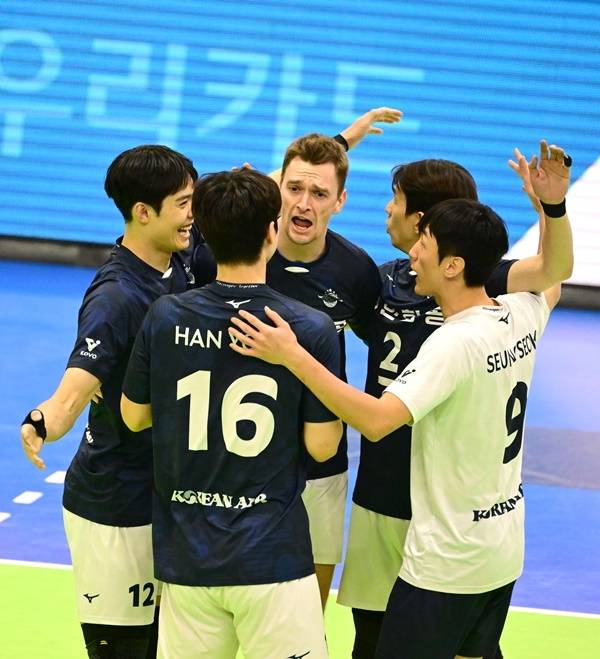 러시아 국대 특급 19점 폭격 곽승석 리베로 변신 2순위 최준혁 데뷔대한항공 한국전력 3연승 저지→현대캐피탈 맹추격 Mk수원