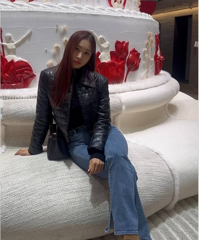 필드 여신 유현주 완벽 청바지 핏 짧게 입어 길어 보이는 퀼팅 레더 재킷룩 스타와 패션