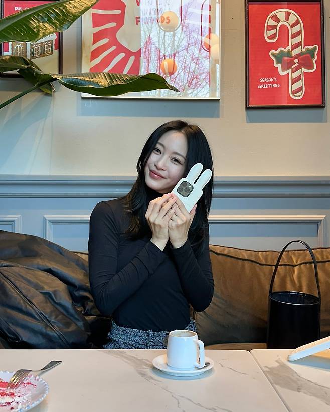 한예슬 43살 맞아 블랙 터틀넥입고 여전한 여신미모 스타픽