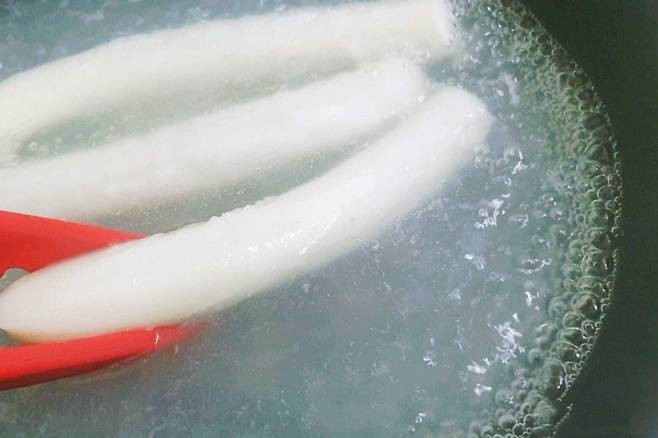 냉동가래떡 그냥 해동하지 마세요 이렇게 하면 떡집에서 갓 사 온 듯 맛있어요~ 쏙쏙팁