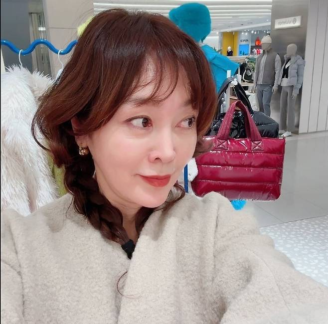 이승연 56세 맞아 피팅하느라 시간 가는 줄 모른 현대백화점 나들이룩 뷰티는 내운명