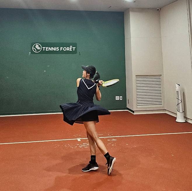 18kg 감량 솔비 V라인 슬림 실루엣 유지 네이비 슬리브리스 원피스 테니스룩 뷰티는 내운명