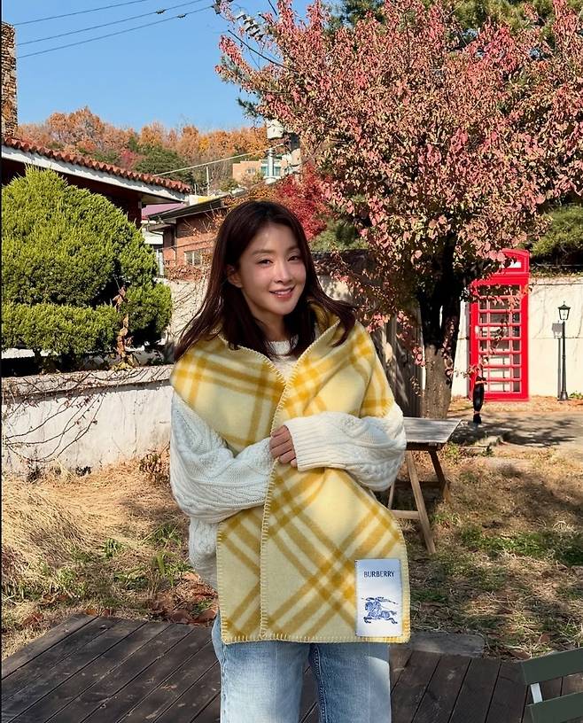 이시영 120만원대 버버리 후드 머플러 두르고 세련된 나들이룩 뷰티는 내운명