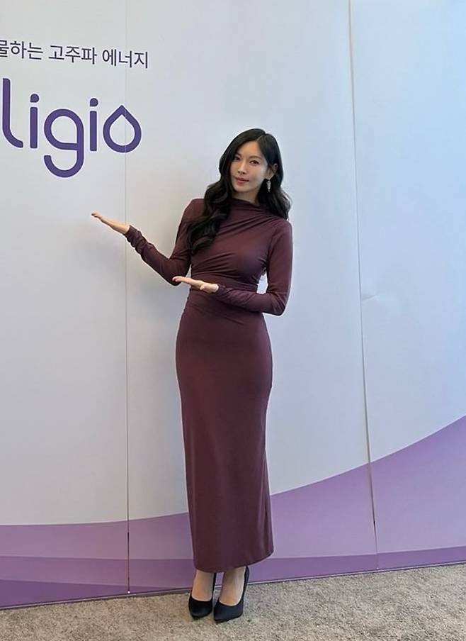 김소연 착붙 고혹미 이기적인 S라인 몸매 드러낸 버건디 원피스룩 패션엔