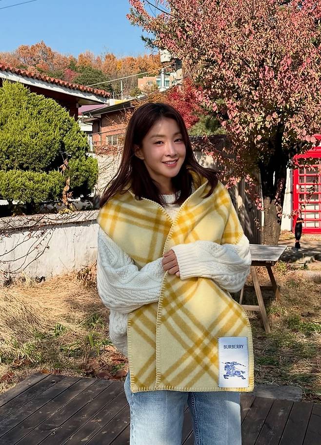 이시영 머플러야 재킷이야 툭 걸친 스타일 센스 후드 머플러 산책룩 패션엔