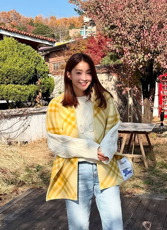 이시영 머플러야 재킷이야 툭 걸친 스타일 센스 후드 머플러 산책룩 패션엔
