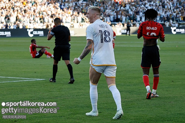 이것이 낭만 도르트문트 떠난 로이스 커리어 첫 리그 우승 트로피 들어 올렸다여기 온 이유