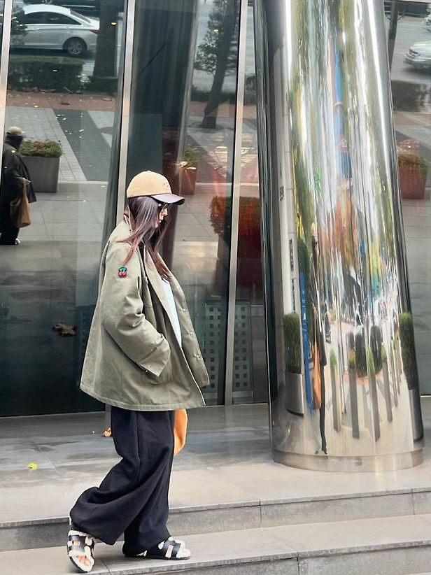 황신혜 동네 언니 감성 내추럴하게 완성한 오버핏 재킷 데일리룩 스타와 라이프