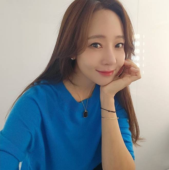 소유진 버버리백으로 포인트 블루 니트와 브라운 재킷으로 세련된 데일리룩 스타와 라이프