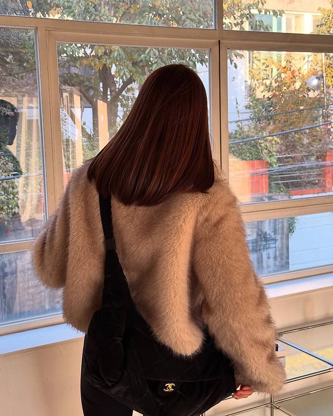 이시영 퍼 코트에 롱부츠로 8등신 비율 코디 완성 스타픽