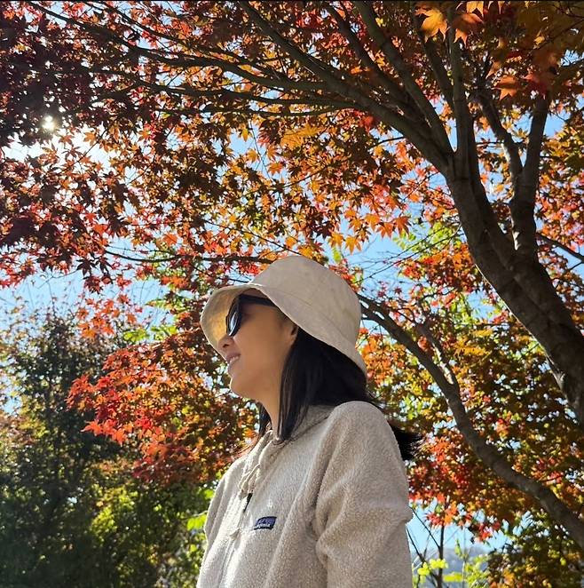 김민정 겨울을 버텨낸 단풍 구경 선글라스 껴도 친근한 후드티 버킷햇 패션 뷰티는 내운명