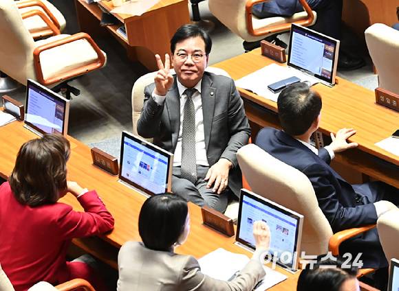 포토 국회 본회의 중 취재진 카메라에 포즈 취하는 송언석