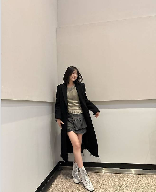 안유진 양갈래 헤어로 러블리 매력 폭발 앙고라 니트와 코르셋 스커트룩 스타와 라이프