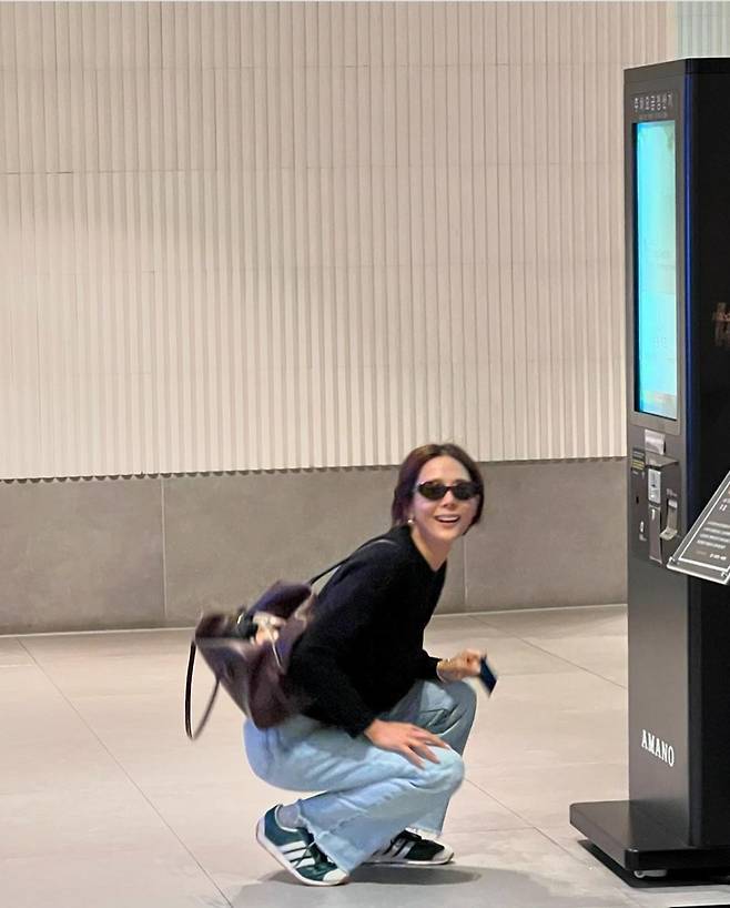 김나영 꾸안꾸 패션의 진수 블랙 니트와 연청 데님으로 감각 발산 스타와 라이프
