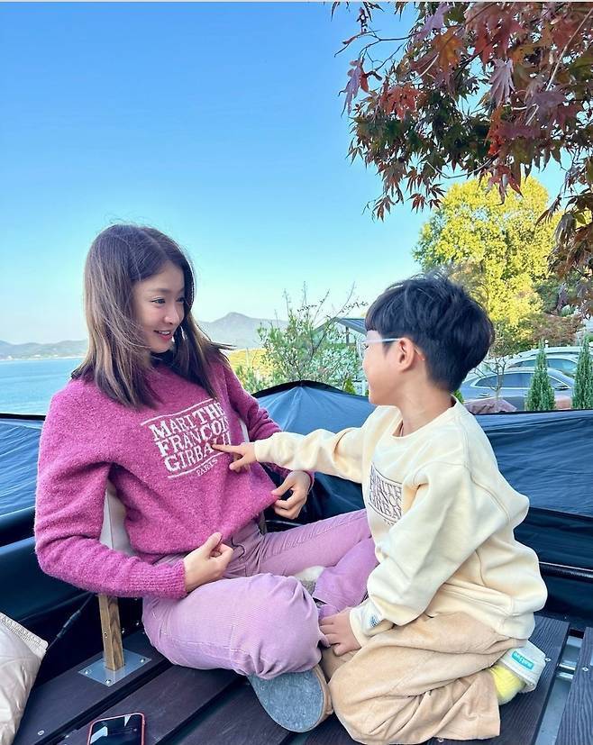 이시영 아들과 함께라 더 행복해 포근한 스웨터 코듀로이 커플룩 눈길 스타와 라이프