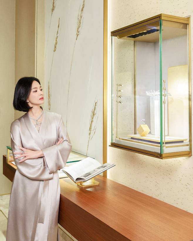 송혜교 43살 맞아 실크 드레스 입고 우아한 미모 스타픽