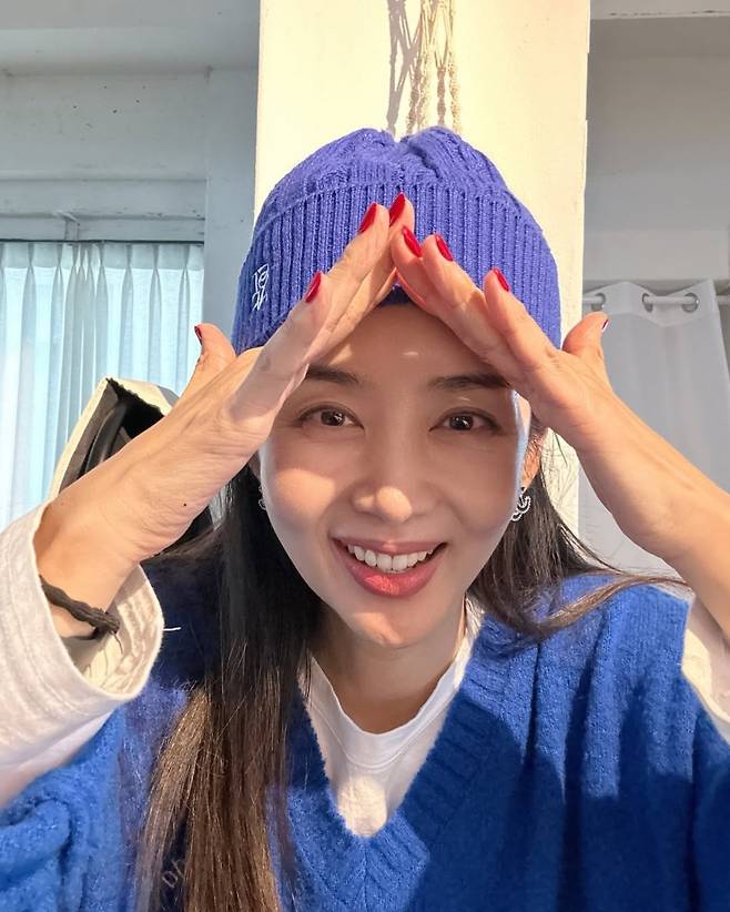 박솔미 46세 맞아 체크무늬 케이프 두르고 우아한 미모 뽐내 뷰티는 내운명