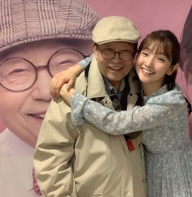 ‘신구와 볼뽀뽀 ‘55살 어린 유명 배우 셀럽스케치