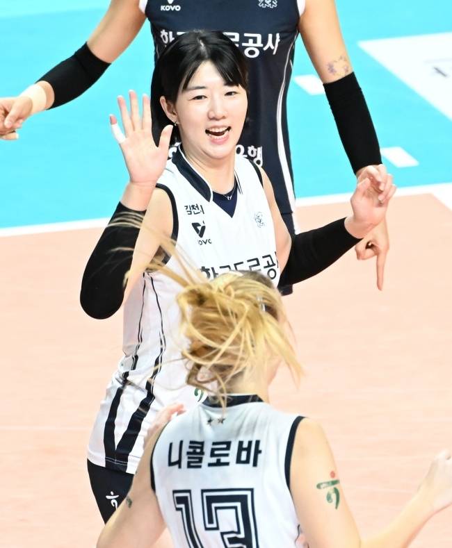 ‘43득점 맹포 실바 돌아왔지만 Gs칼텍스 9연패 못 끊었다‘강소휘 22득점 도로공사 풀세트 끝 3 2 승 Mk장충