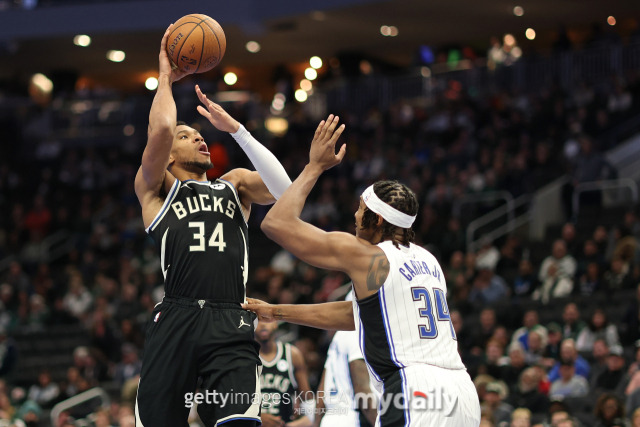 그리스 괴인 大폭발 1번 시드 밀워키 올랜도 꺾고 Nba 컵대회 4강 선착아테토쿤보 37득점·릴라드 28득점
