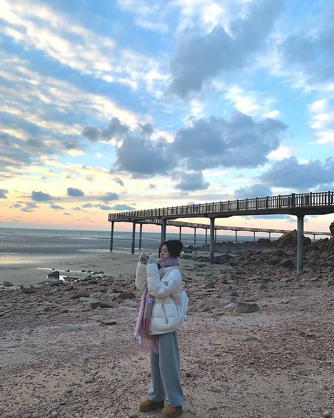 정소민 90만 원대 패딩 입고 바다 여행 라이프업