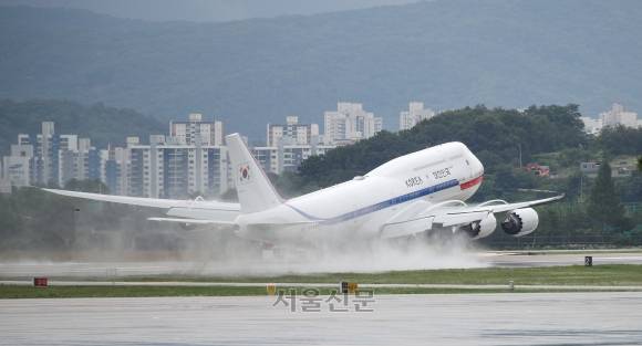 서울공항서 ‘공군 1호기 이륙 소동 공군 성능점검 비행”