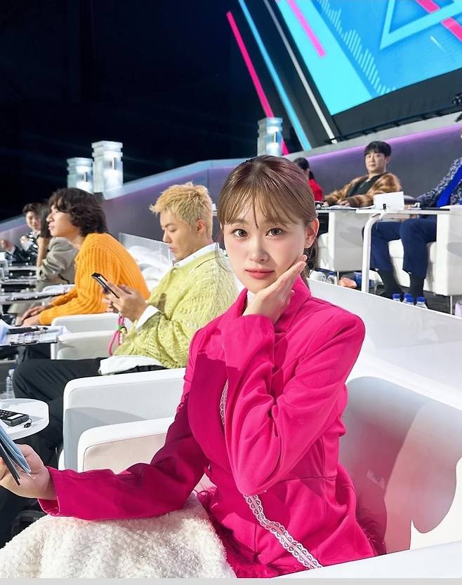 국악 트롯 김다현 녹화 직전 요정미 사랑스러운 핫핑크 블레이저 원피스룩 뷰티는 내운명