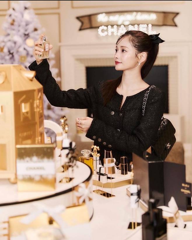 하연수 하라주쿠서 1000만원 훌쩍 넘는 샤넬 클래식백 메고 눈부신 올블랙 트위드 셋업룩 뷰티는 내운명