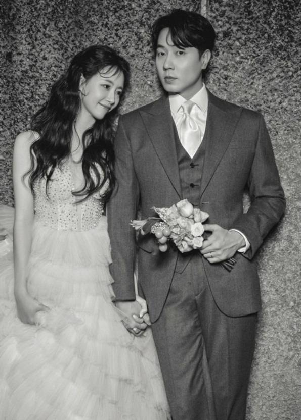 결혼한 지 얼마 안 됐는데 소송 끝에 헤어져 살게 된 연예인 부부 스포엔 뉴세이