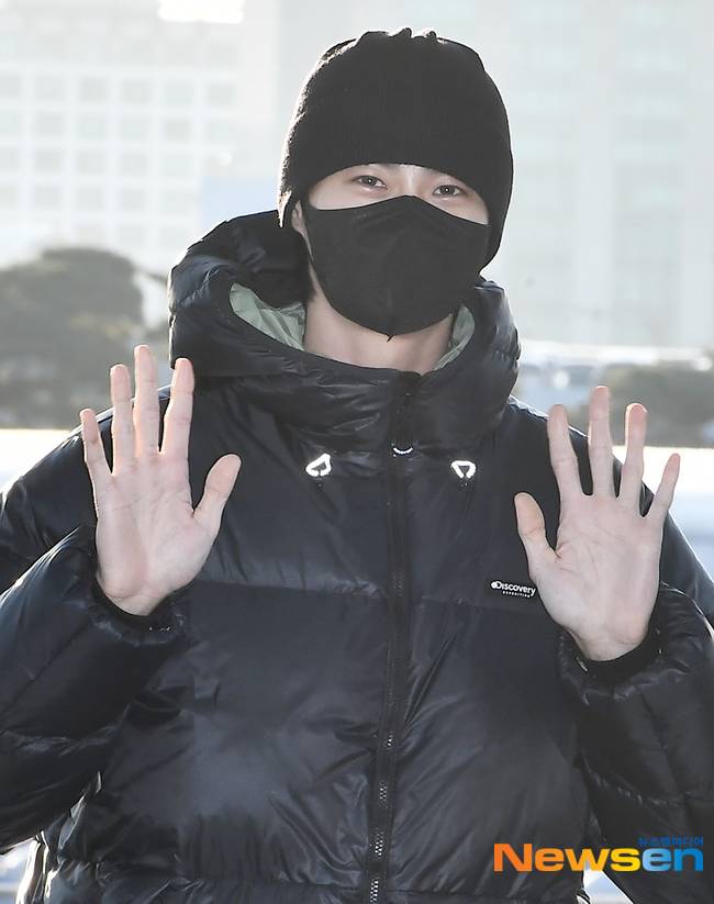 변우석 여심 훔치는 도둑 패션‥‘나홀로 훈훈한 출국길