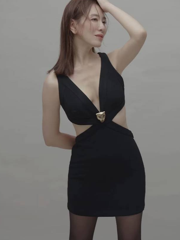 이일화 과감한 변신 나이를 잊게 한 파격적인 컷아웃 원피스룩 스타와 라이프
