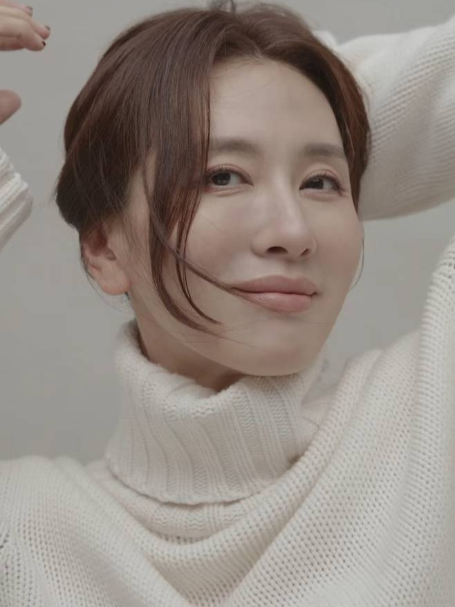 이일화 과감한 변신 나이를 잊게 한 파격적인 컷아웃 원피스룩 스타와 라이프