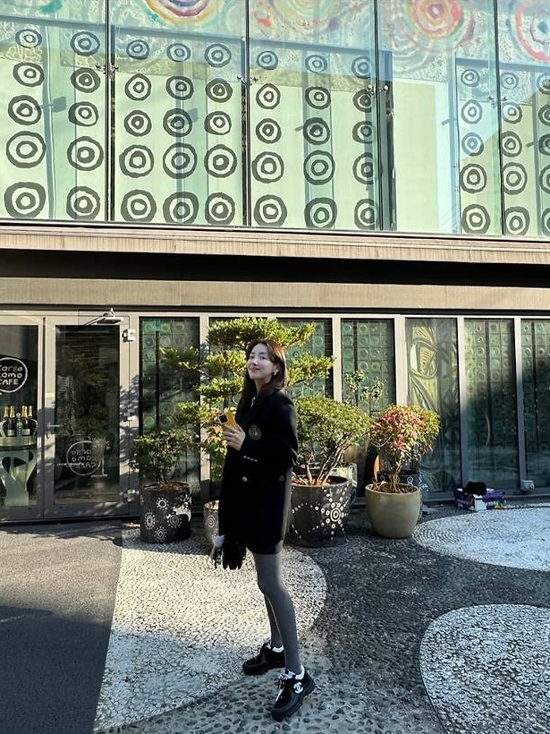 소이현 소장각 샤넬 스니커즈와 버킷햇으로 선보인 겨울 감성 스타와 라이프