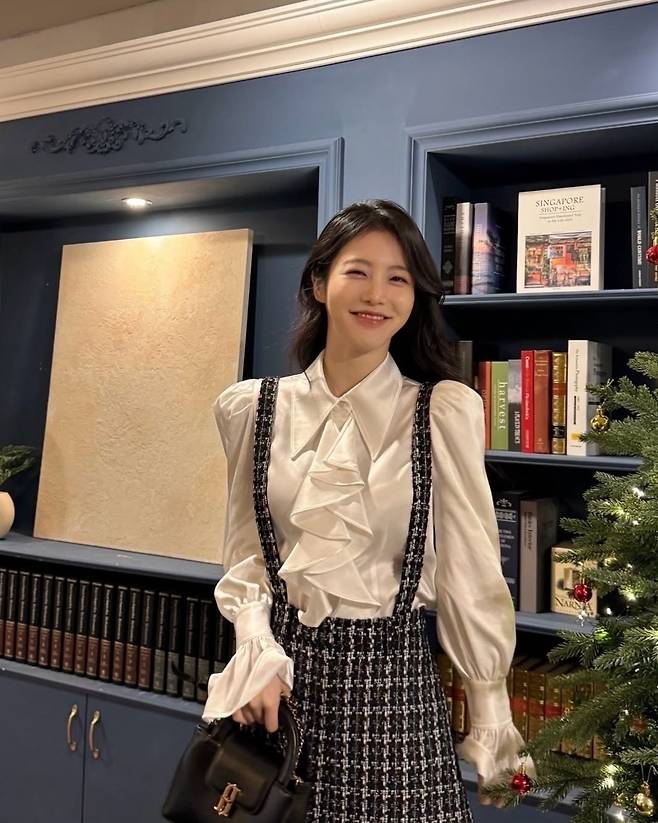 신예은 이게 진짜 실물이라고 169에 47kg 마네킹이 따로 없는 멜빵 미니스커트룩 뷰티는 내운명