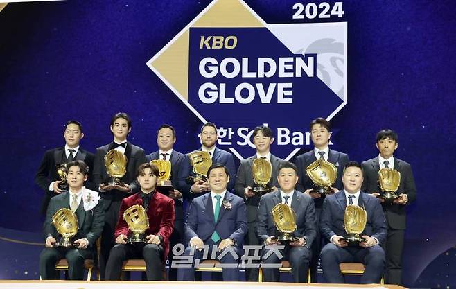 Mvp 김도영 황금장갑까지 품으며 화려한 피날레우승팀 Kia 3명·삼성 2명 수상 영예 2024 골든글러브