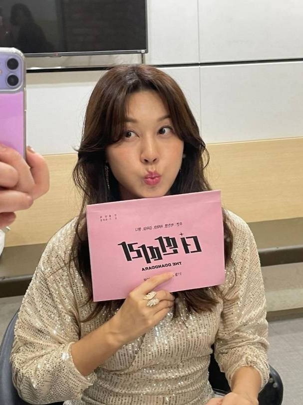 김하늘 이게 46세의 미모 시퀸 미니원피스로 완성한 S라인 스타와 라이프