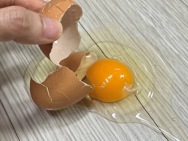 방바닥에 떨어진 계란 그냥 닦지 마세요 이것으로 한 번에 해결 텐꿀팁
