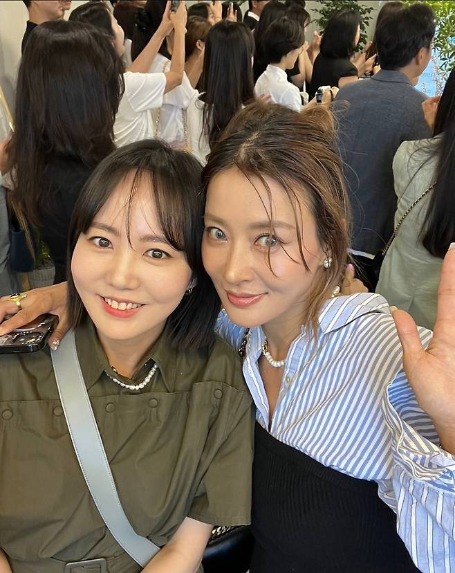 황보 44세 맞아 진주 목걸이 두르고 우아한 니트 원피스룩 뷰티는 내운명