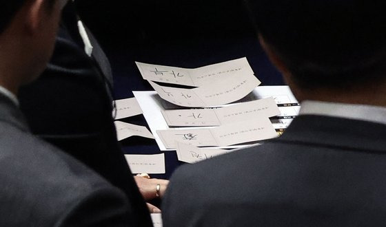 단독 가부 적고 왕점 그렸다탄핵 무효표 속 복잡한 심경