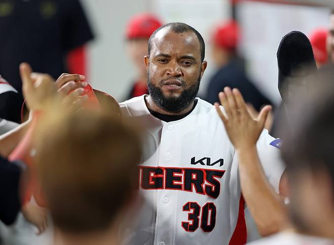 KIA, 소크라테스 결별 후 '3년 연속 20홈런' MLB 거포 영입?...누군지 보니