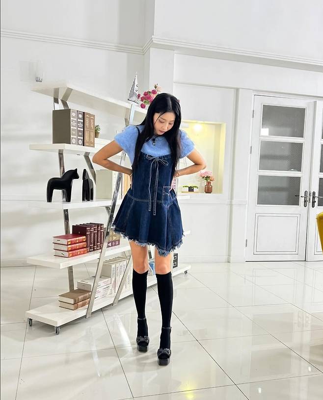 오윤아 44세 자기관리 끝판왕 풋풋한 청순러블리 데님 원피스 니삭스룩 뷰티는 내운명