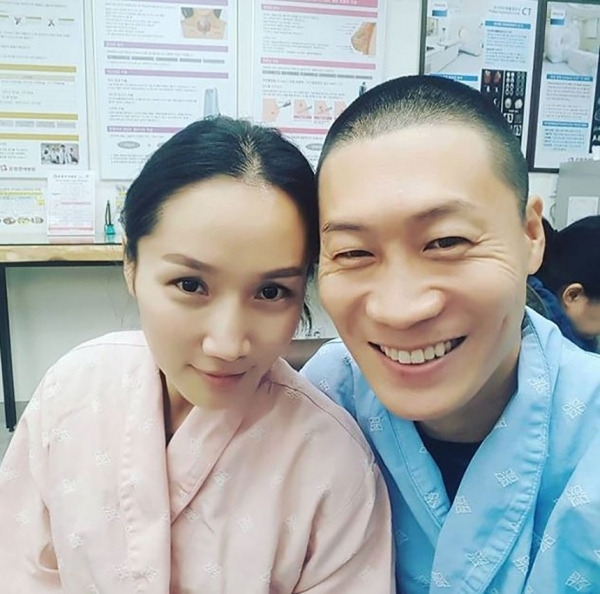 결혼 14년 된 연예계 대표 잉꼬 부부 안타까운 투병 근황 전하다 필더무비