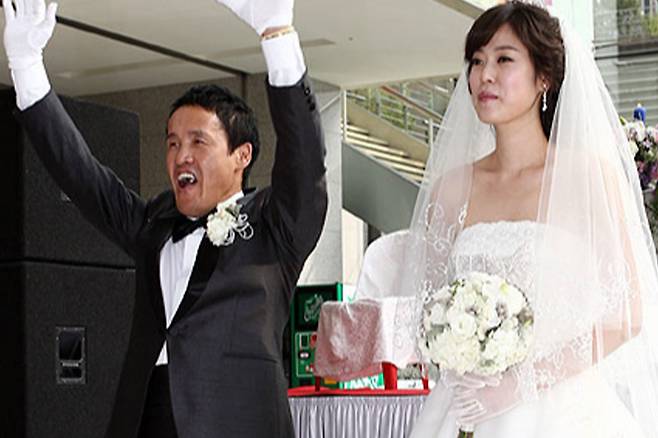 16살 연하 미모의 모델과 10년 동거 끝에 결혼한 49살 유명 개그맨 뉴스에이드