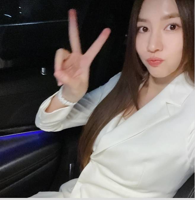 진아름 이러니 남궁민이 반해 밑에서 찍으니 더 길어보인 마네킹 비율 눈부신 하객룩 뷰티는 내운명