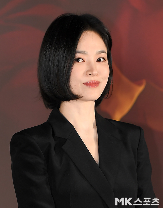 송혜교 변치않는 우아함 눈부신 미모와 시크한 주연 포스 올블랙 슈트 셋업룩 뷰티는 내운명