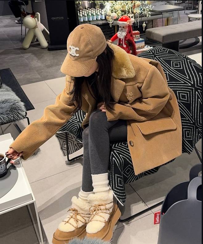 박성광 아내 이솔이 셀린느 캡과 미우미우 퍼 코트 입고 럭셔리한 외출룩 뷰티는 내운명