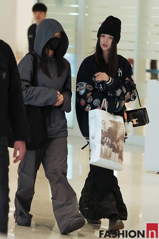 뉴진스 후쿠오카 일정 끝내고 대충 입어도 예쁜 5인5색 꾸안꾸 공항룩 패션엔