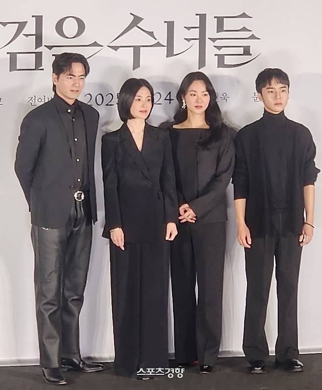 ‘검은 수녀들 송혜교·전여빈 ‘선망의 여신과 ‘구세주가 만났을 때 스경x현장