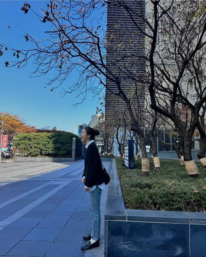 소이현 웃음꽃 활짝 대학생 같은 셔츠데님 데일리룩으로 청춘 감성 가득 스타와 라이프